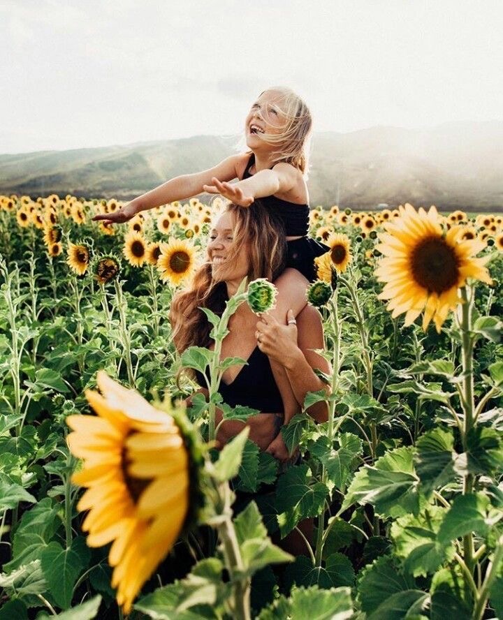 Sunflower Picture Ideas To Take This Fall - DIY Darlin'